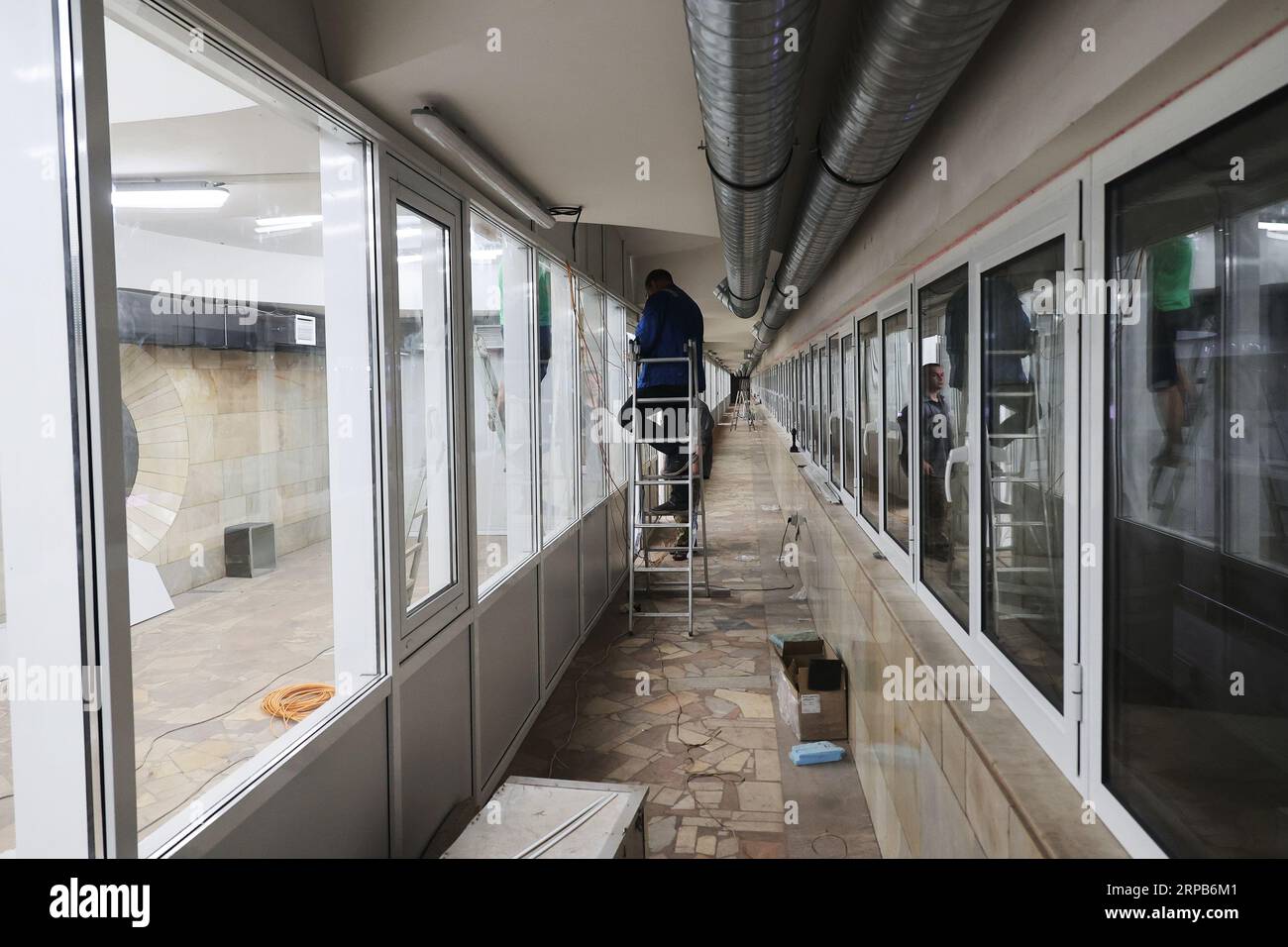 Non Exclusive: KHARKIV, UKRAINE - SEPTEMBER 01, 2023 - Workers carry ...