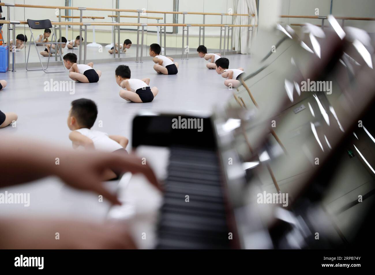 (190530) -- SHANGHAI, May 30, 2019 (Xinhua) -- Boy ballet dancers ...
