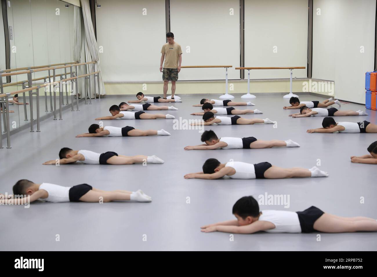 Ballet class boys hi-res stock photography and images - Alamy
