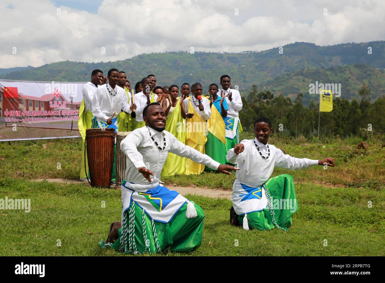 (190530) -- MUSANZE (RWANDA), May 30, 2019 (Xinhua) -- Students of ...