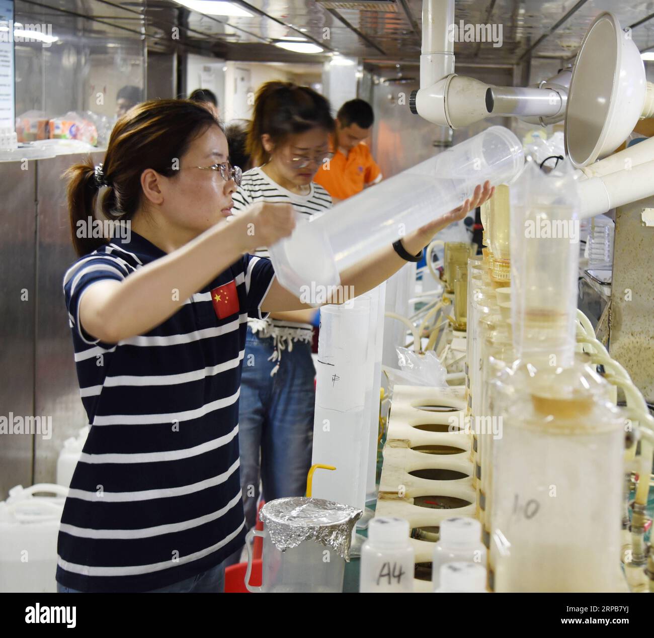 (190531) -- ABOARD KEXUE, May 31, 2019 (Xinhua) -- Researchers deal ...