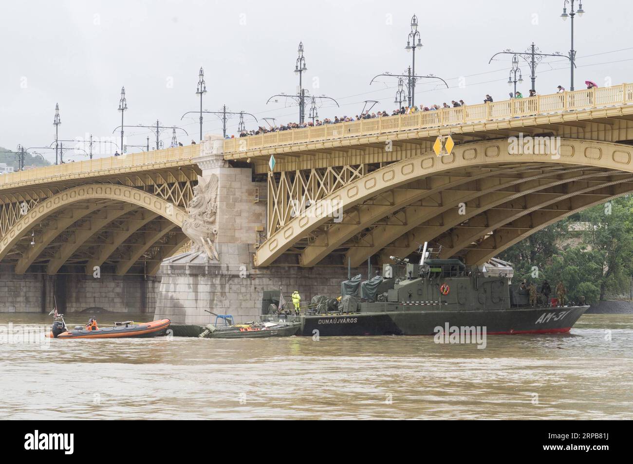 (190531) -- BEIJING, May 31, 2019 -- Rescuers search for the wreck of a ...