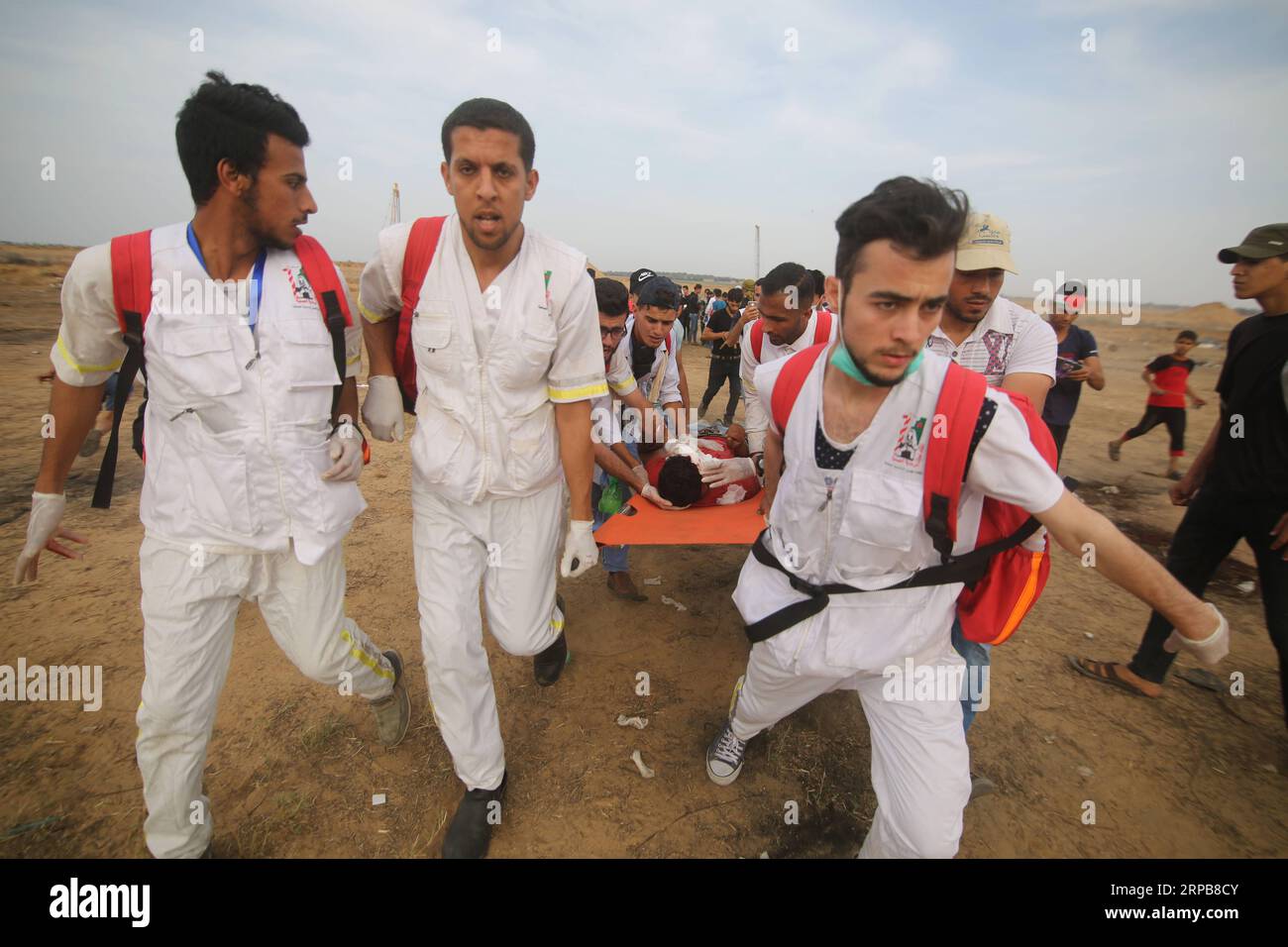 (190531) -- GAZA, May 31, 2019 -- Palestinian medics carry a wounded ...