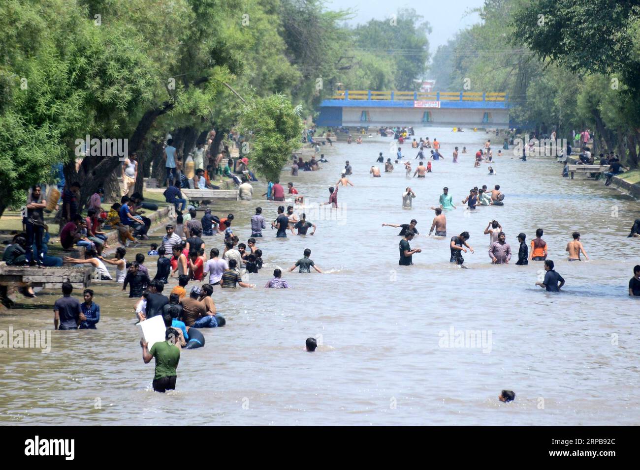 (190601) -- LAHORE, June 1, 2019 -- People cool off themselves in water ...