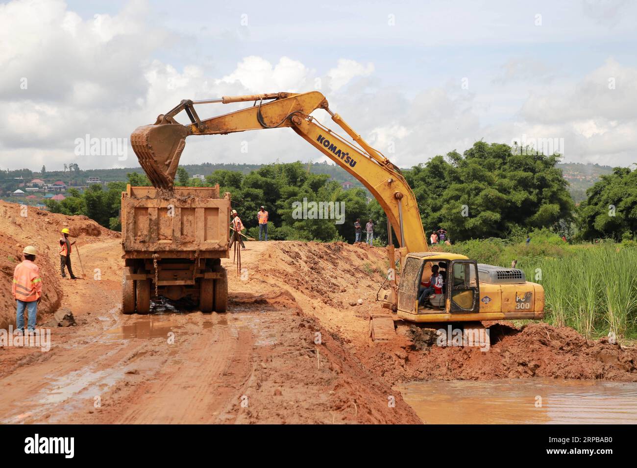 (190603) -- KIGALI, June 3, 2019 (Xinhua) -- Workers of China Road and ...