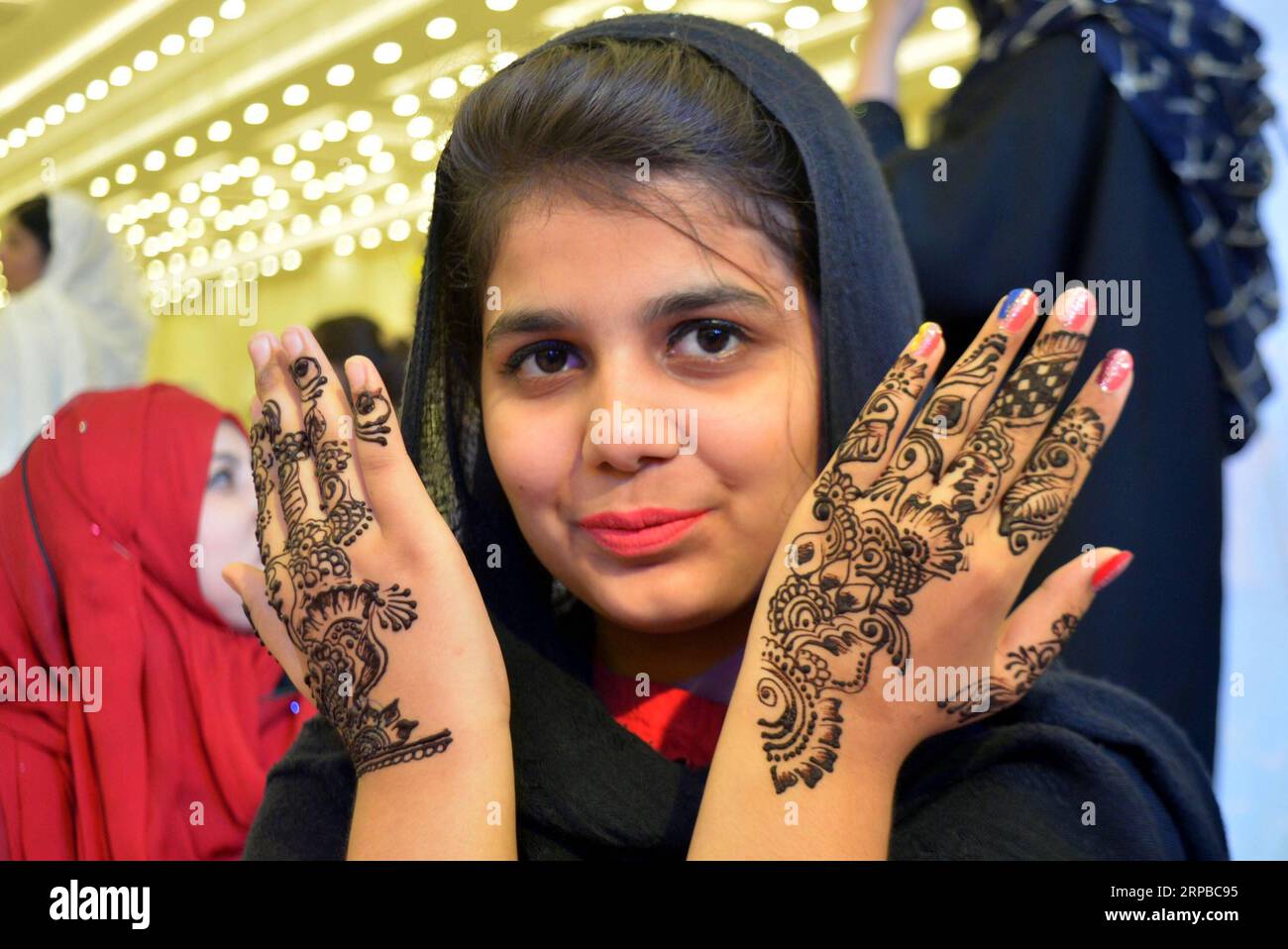 (190605) -- PESHAWAR, June 5, 2019 -- A girl shows her hands decorated ...