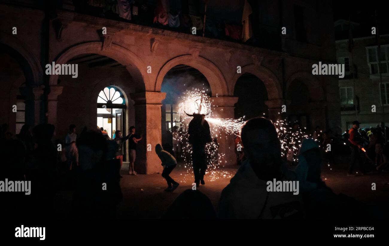 Toro de fuego hi-res stock photography and images - Alamy