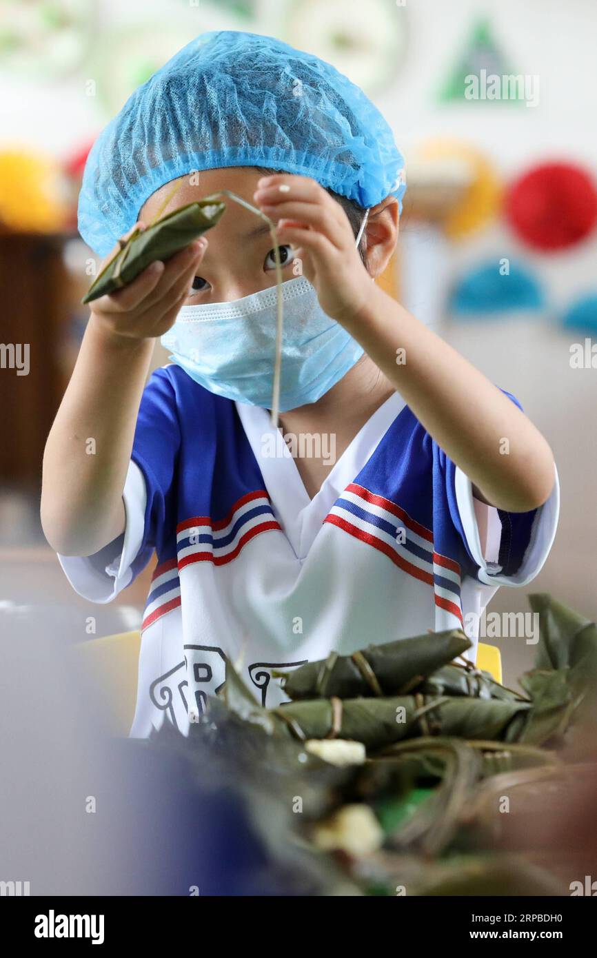 (190606) -- ZIBO, June 6, 2019 (Xinhua) -- A kid learns to make Zongzi ...
