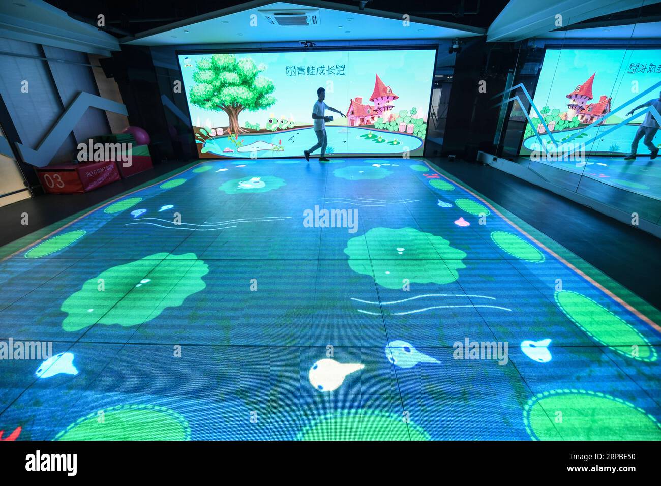 Immersive iot hi-res stock photography and images - Alamy