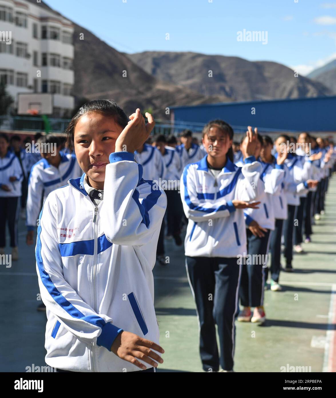 (190607) -- LHASA, June 7, 2019 -- Students from Yanjing Middle School ...