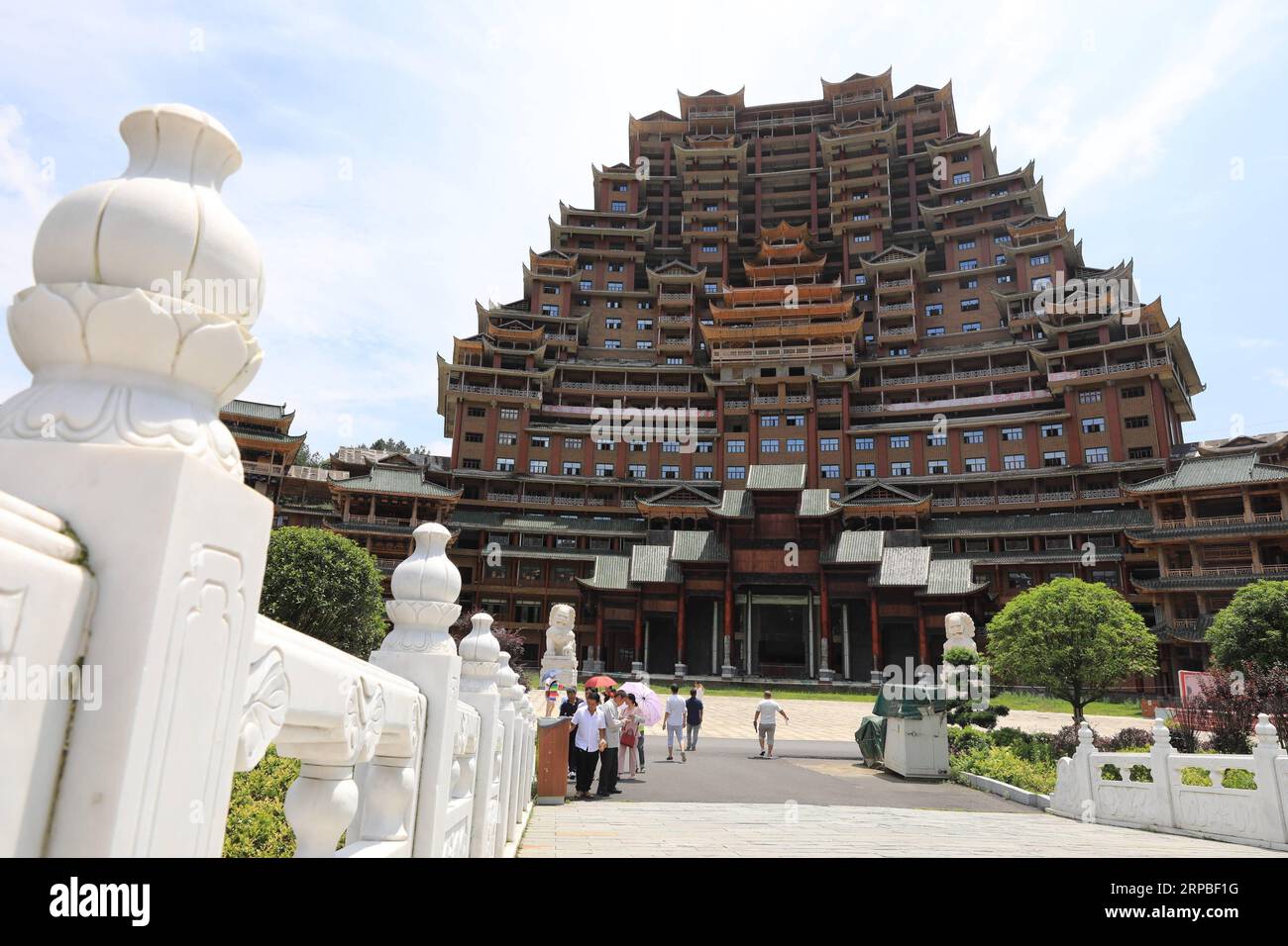 (190607) -- DUSHAN, June 7, 2019 (Xinhua) -- Tourists visit a wooden ...