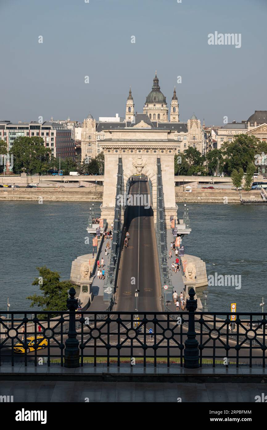 Photo of the Budapest Chain Bridge with the city of Budapest in the ...