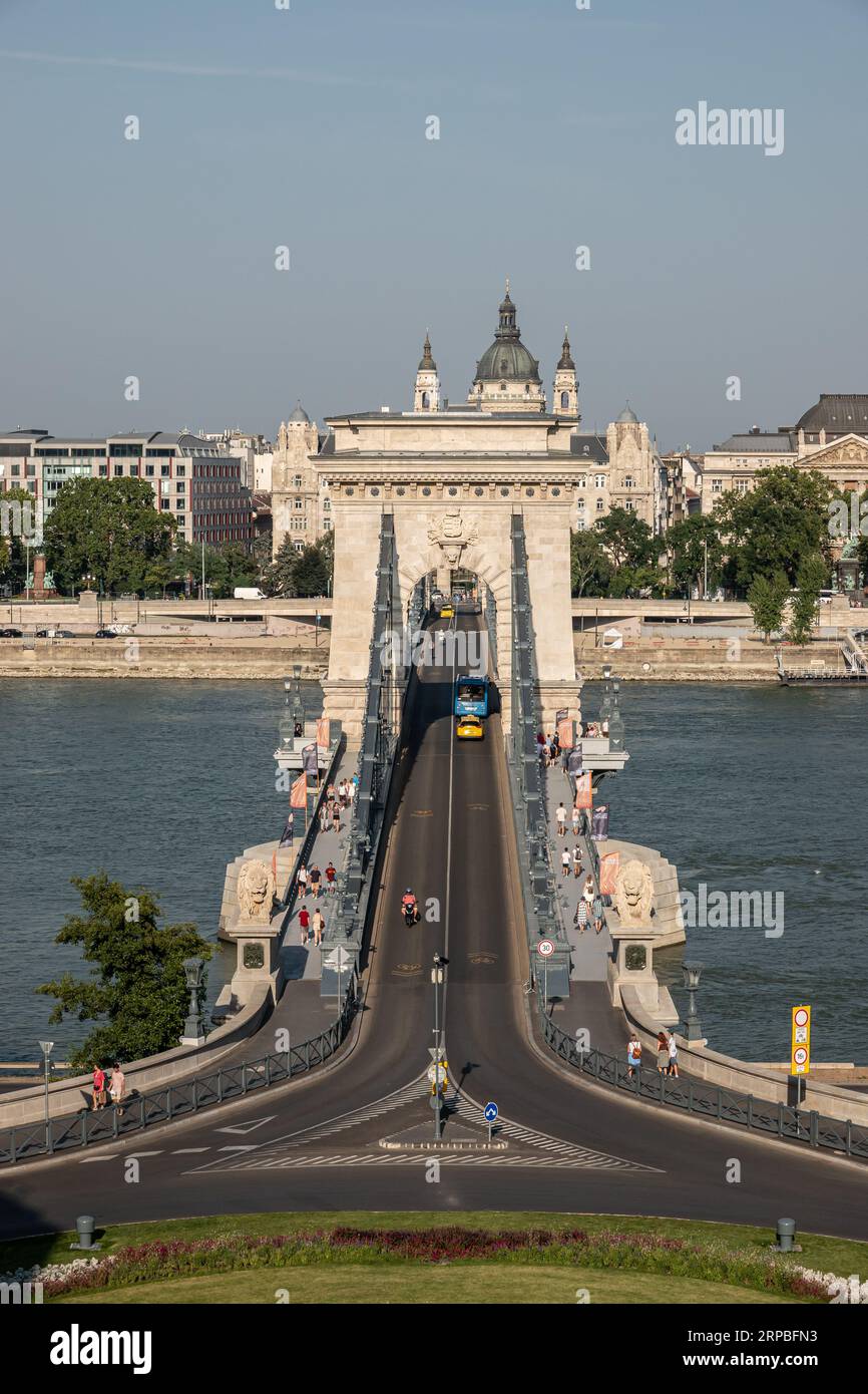 Photo of the Budapest Chain Bridge with the city of Budapest in the ...
