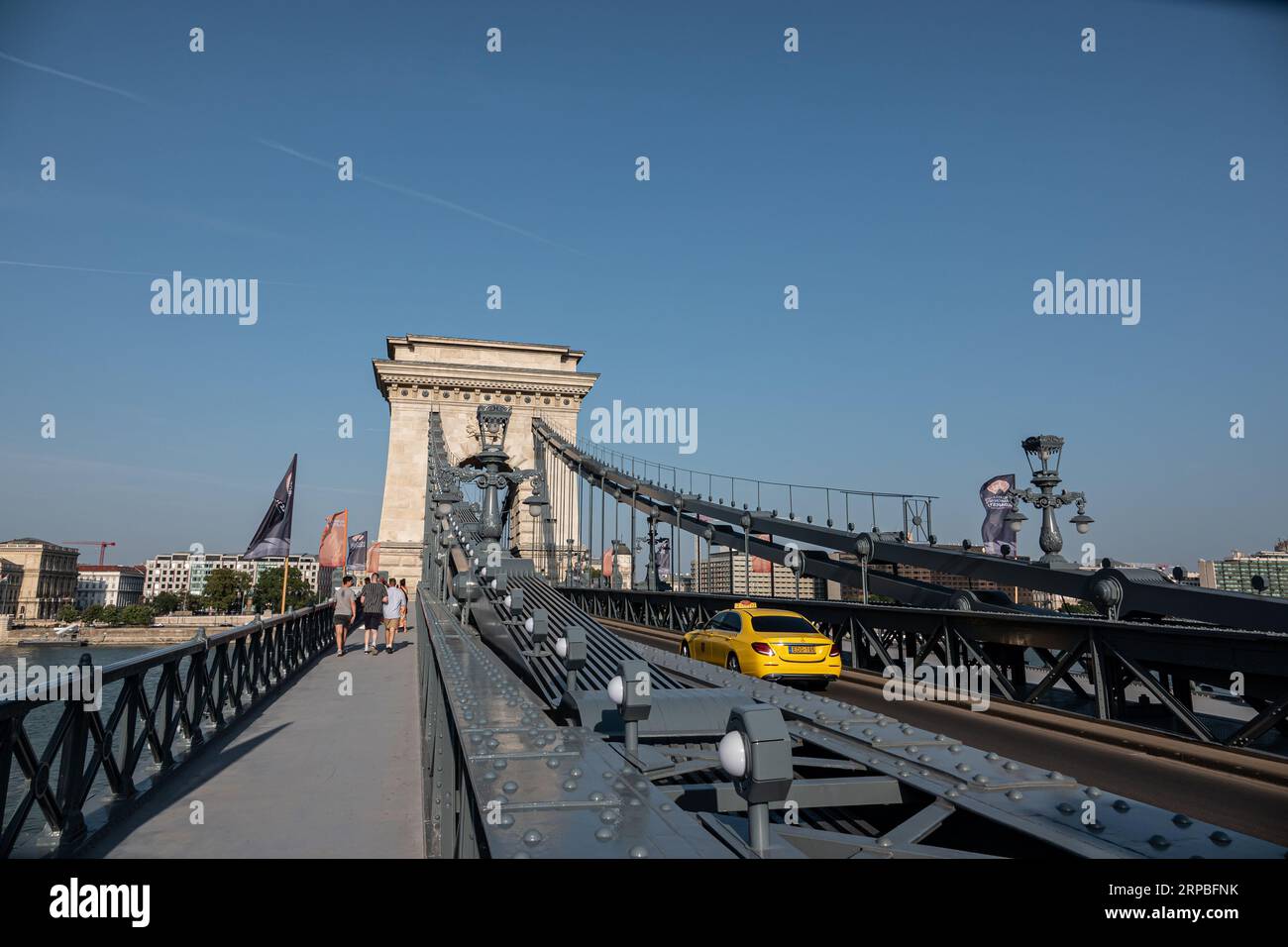 Photo of the Budapest Chain Bridge with the city of Budapest in the ...