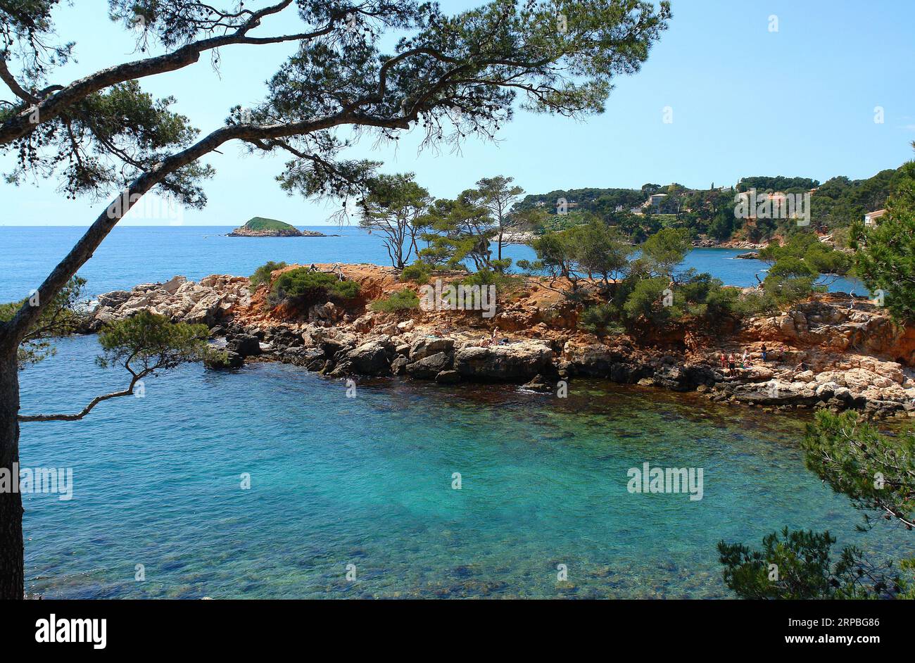 Seaside to Bandol peninsula of the Capelan with Ile Rousse in ...