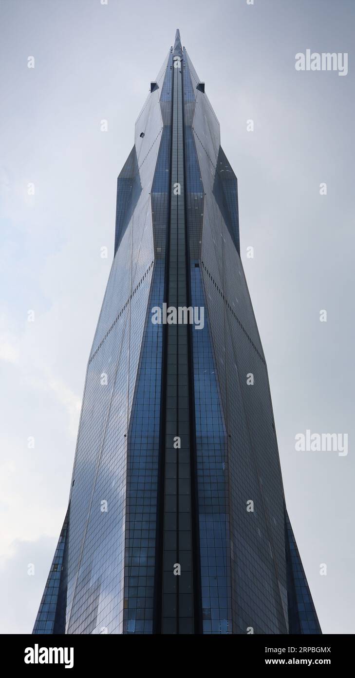 Modern skyscraper isolated hi-res stock photography and images - Alamy