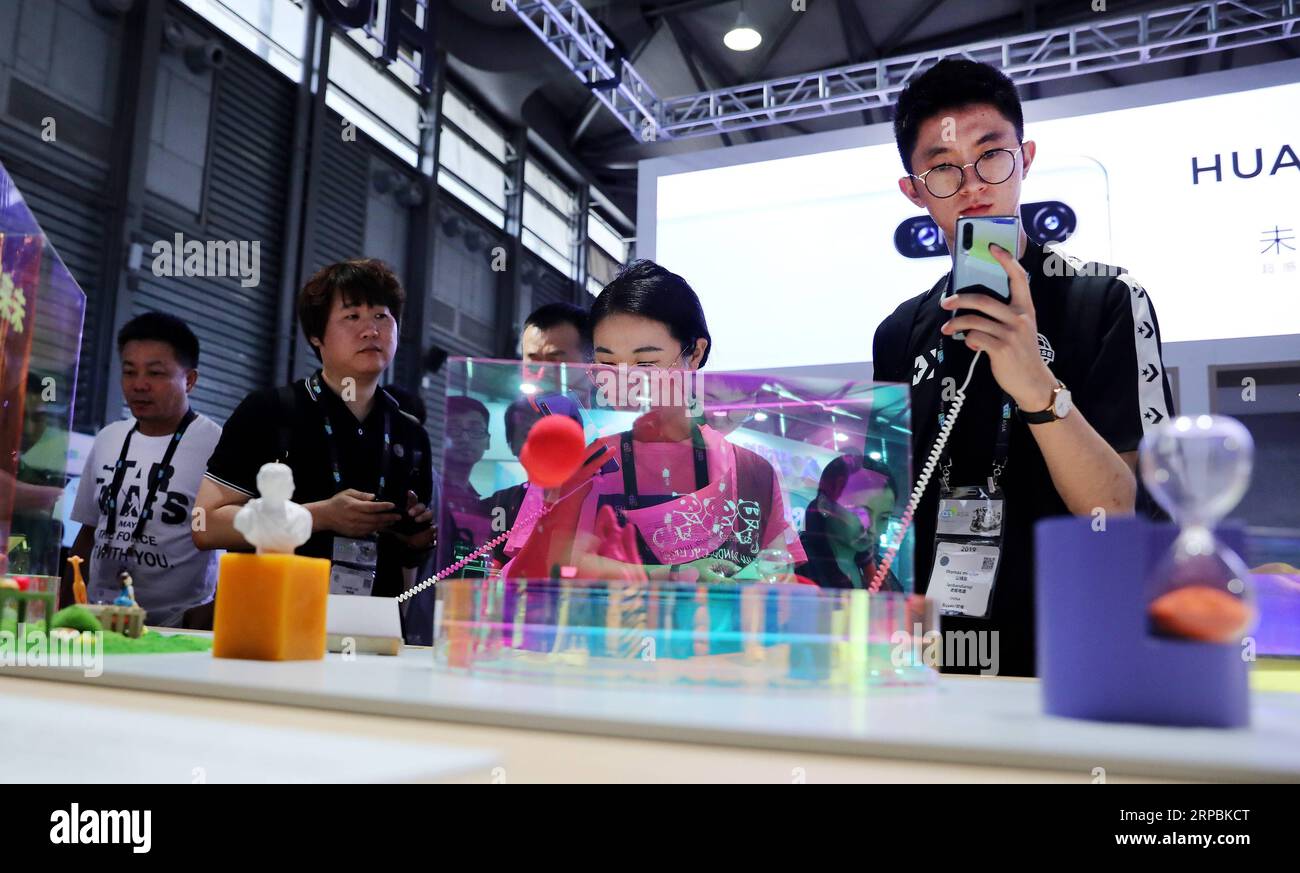 Augmentedvirtual hi-res stock photography and images - Alamy