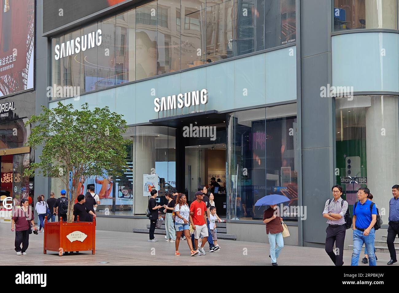 SHANGHAI, CHINA - SEPTEMBER 4, 2023 - Customers and pedestrians inside ...