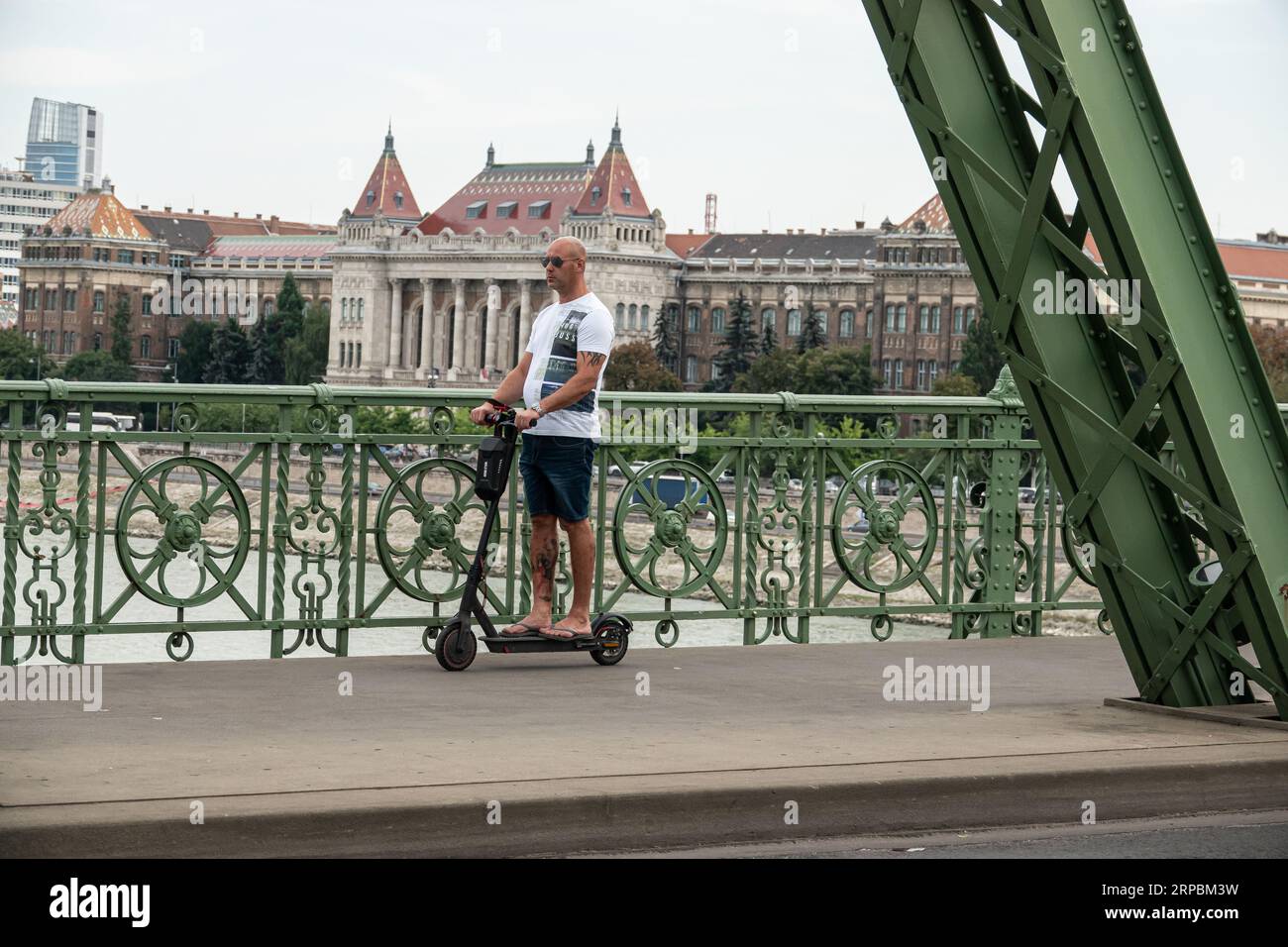 People on electric scooters through the streets hi-res stock photography and images - Alamy