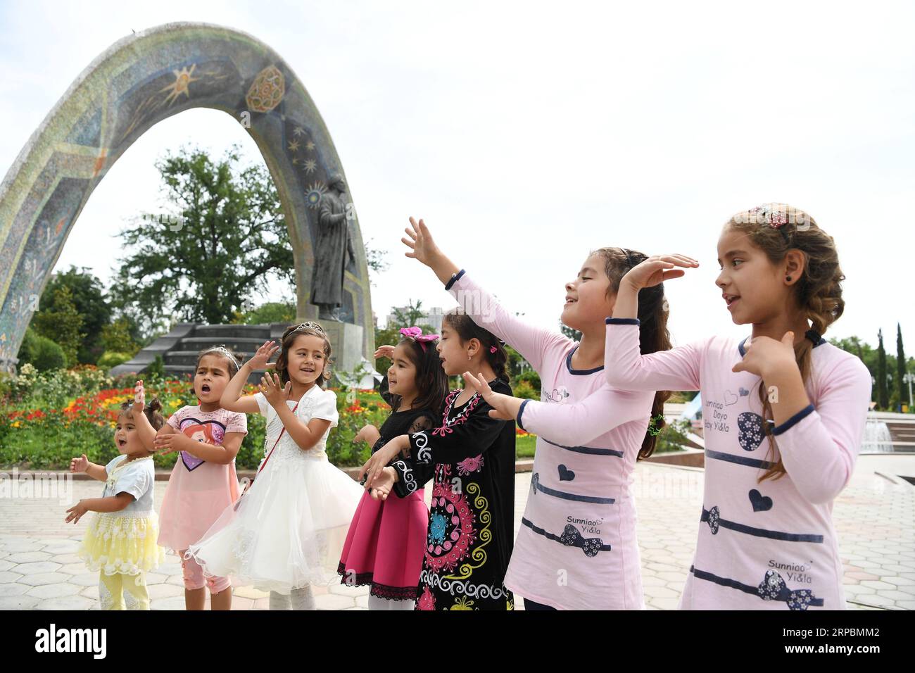 (190612) -- DUSHANBE, June 12, 2019 (Xinhua) -- Children sing folk ...