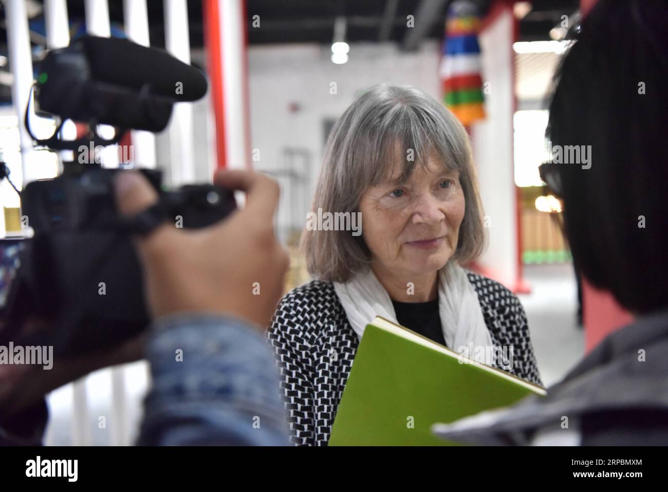 (190612) -- LHASA, June 12, 2019 (Xinhua) -- Elizabeth Mcleod, CEO of ...