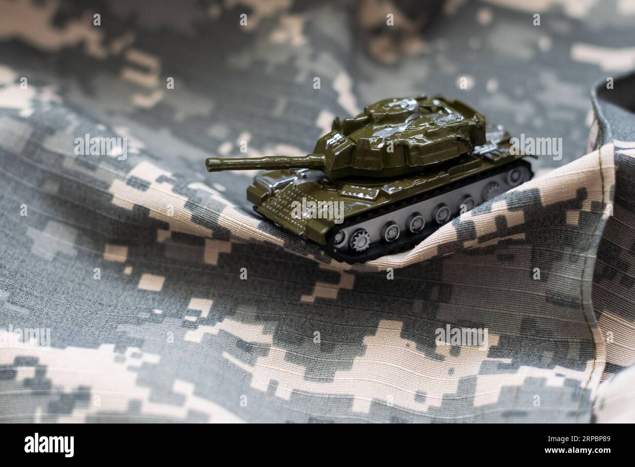 Small tanks, toy tanks, on the wooden floors, tanks, macro, macro toy ...