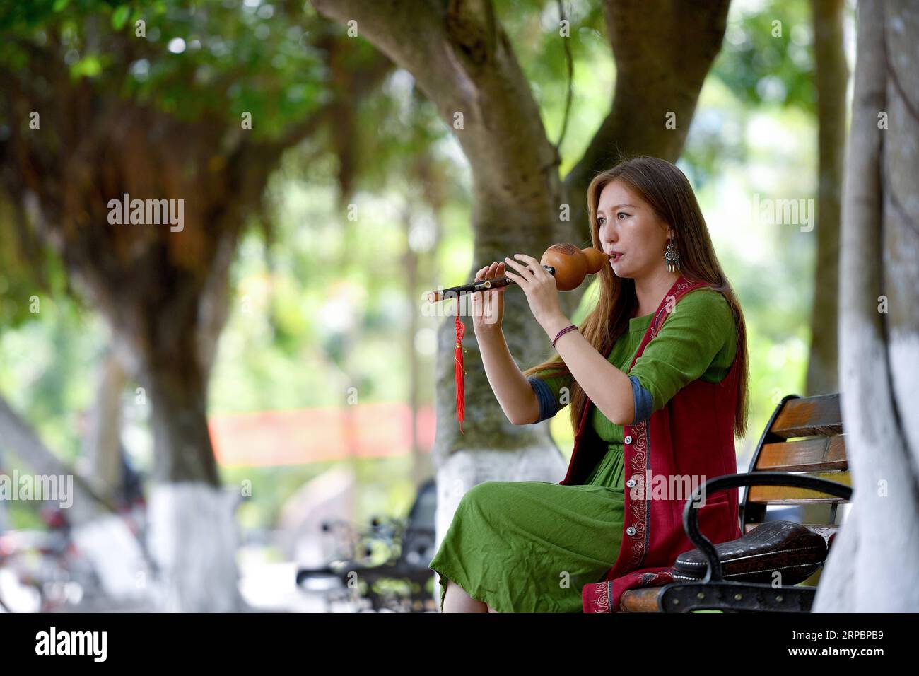 (190614) -- HAIKOU, June 14, 2019 (Xinhua) -- Takyrbasheva Asel, a ...