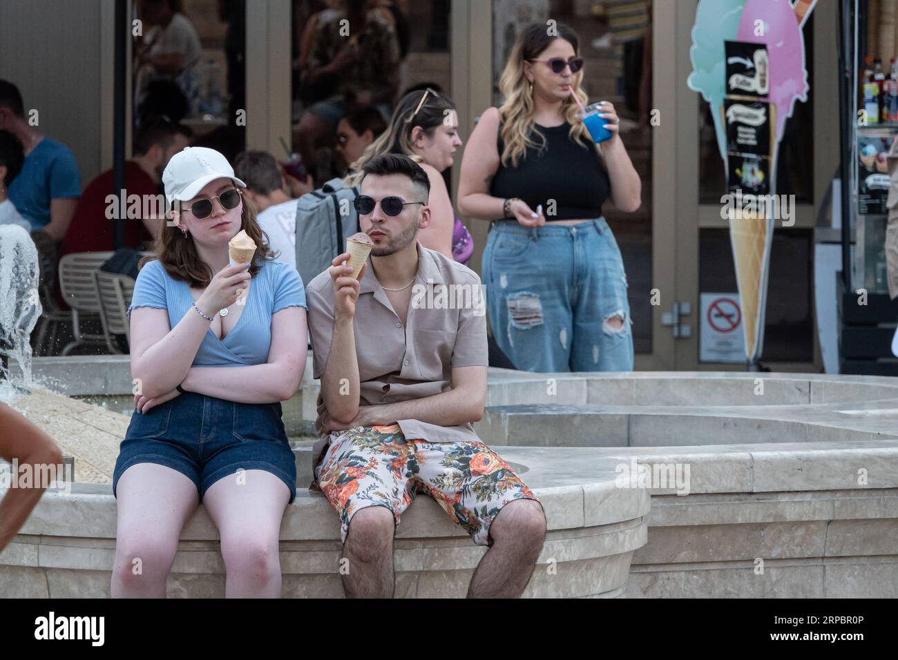 People eating ice cream in summer on the streets Stock Photo - Alamy
