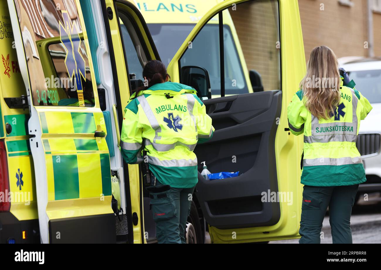 Nurses, ambulance service at a fire scene Stock Photo - Alamy