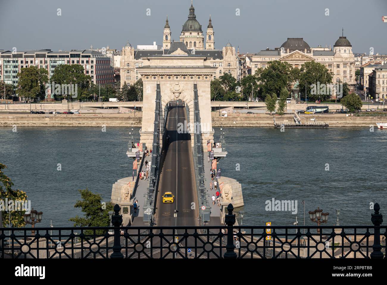Photo of the Budapest Chain Bridge with the city of Budapest in the ...