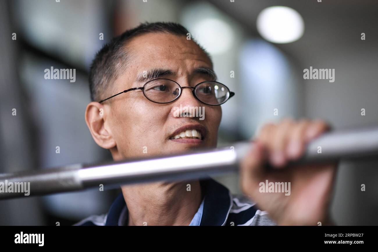 Gym equipment 1995 hi-res stock photography and images - Alamy