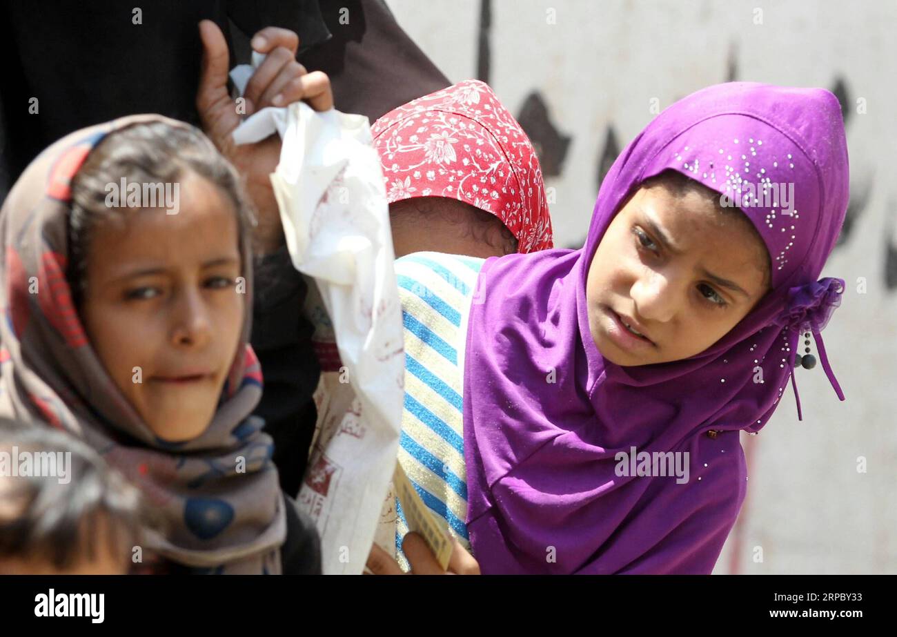 War affected children hi-res stock photography and images - Alamy