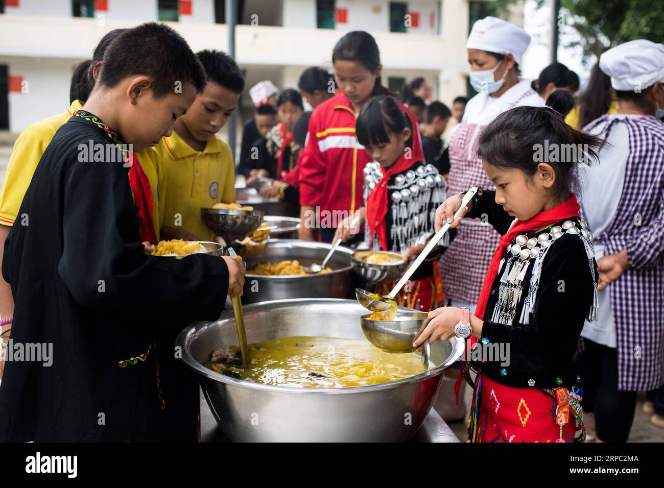China school lunch line hi-res stock photography and images - Alamy
