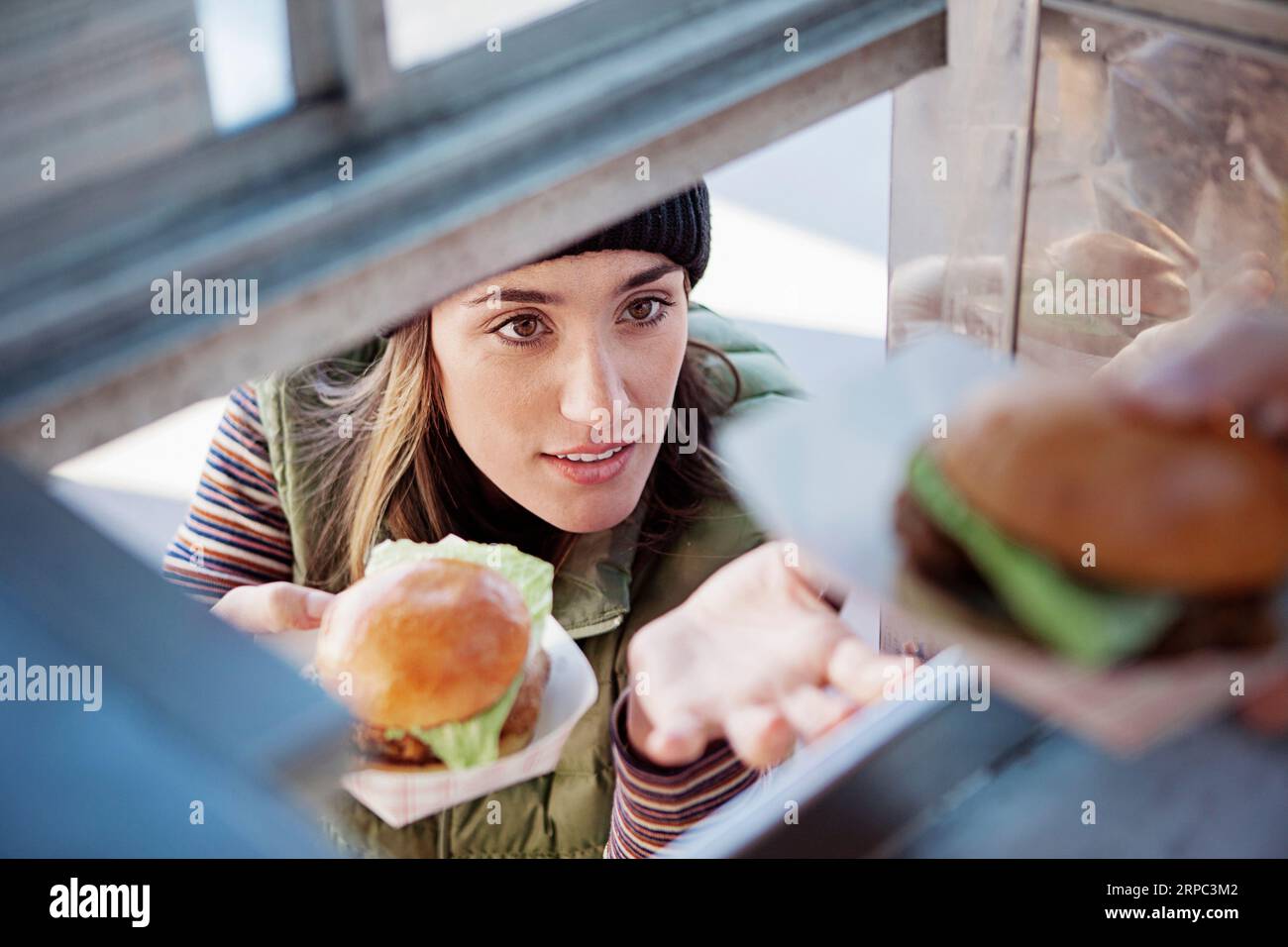 Women at food stand hi-res stock photography and images - Alamy