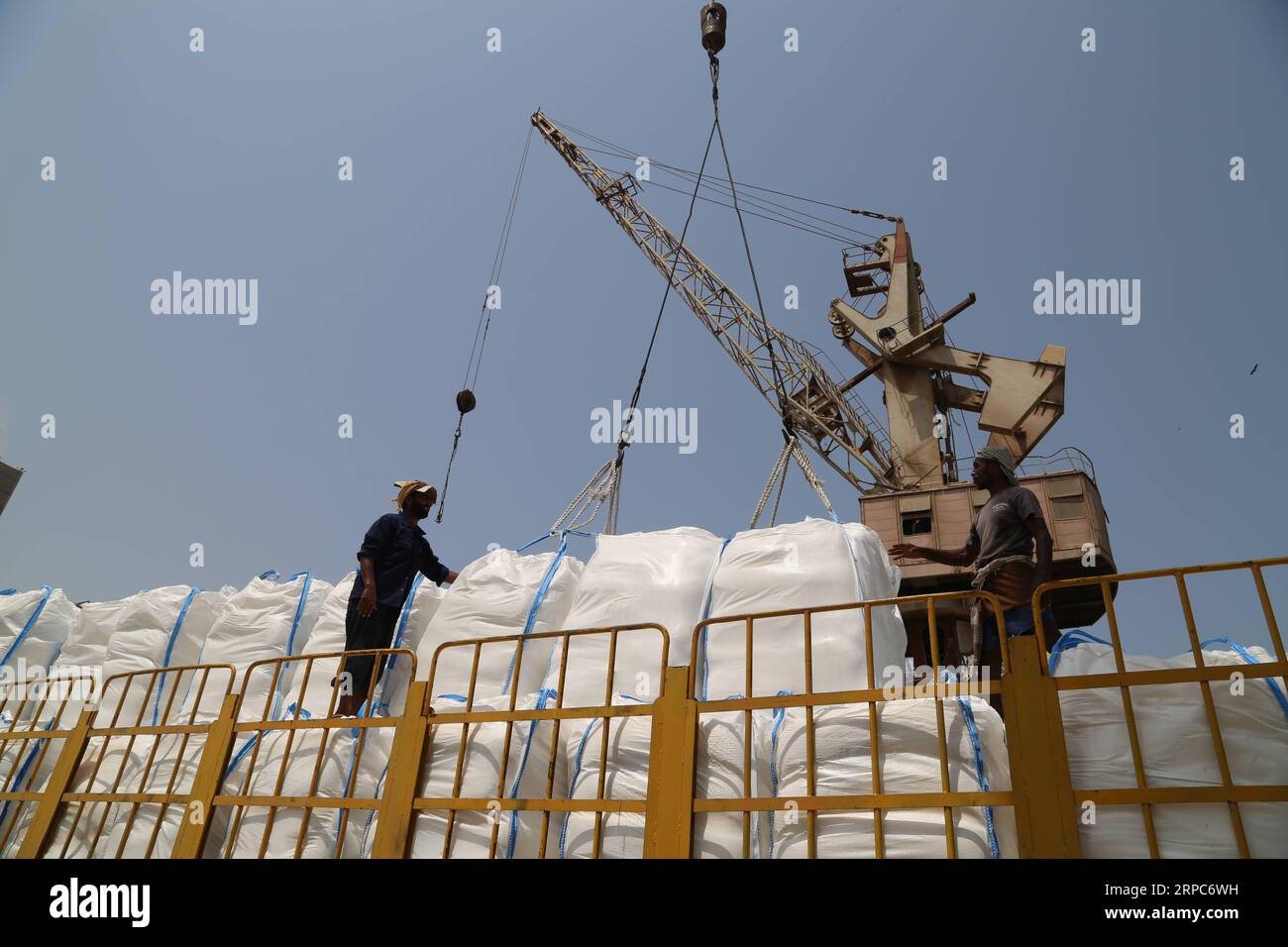 Un aid workers hi-res stock photography and images - Alamy