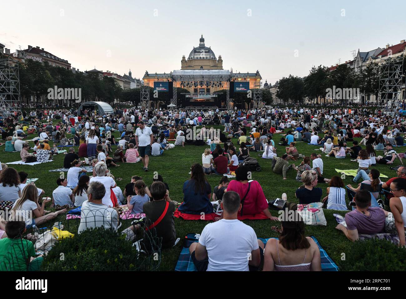 (190625) -- ZAGREB, June 25, 2019 -- People enjoy the performance of ...