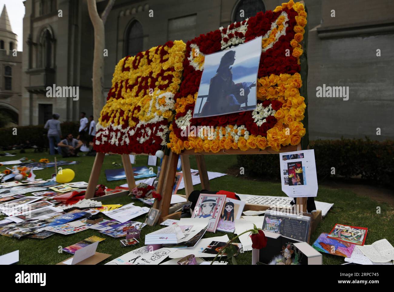 (190626) -- LOS ANGELES, June 26, 2019 -- Flowers and pictures are seen ...