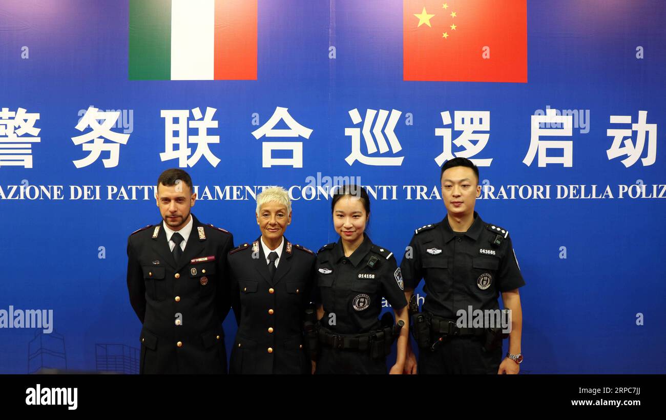 (190626) -- GUANGZHOU, June 26, 2019 -- Chinese and Italian police officers pose for a group ...