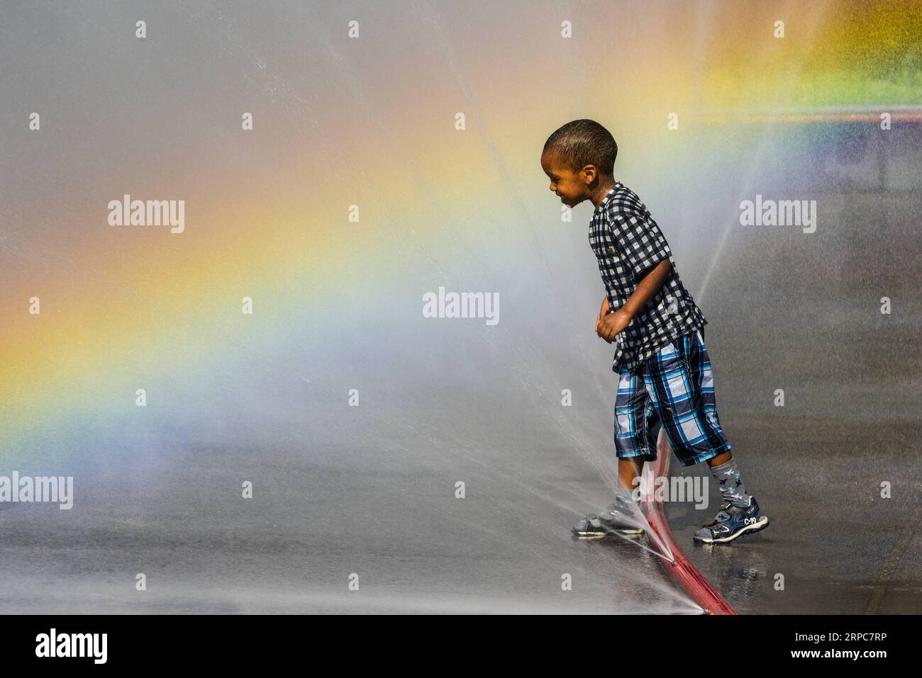 (190626) -- VIENNA, June 26, 2019 -- A boy plays at the water spray on ...