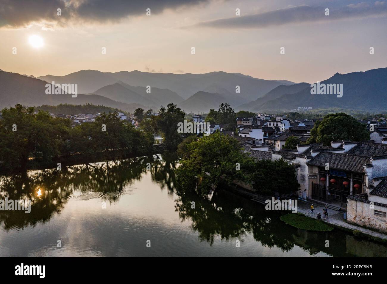 (190627) -- HUANGSHAN, June 27, 2019 -- Photo taken on June 26, 2019 ...