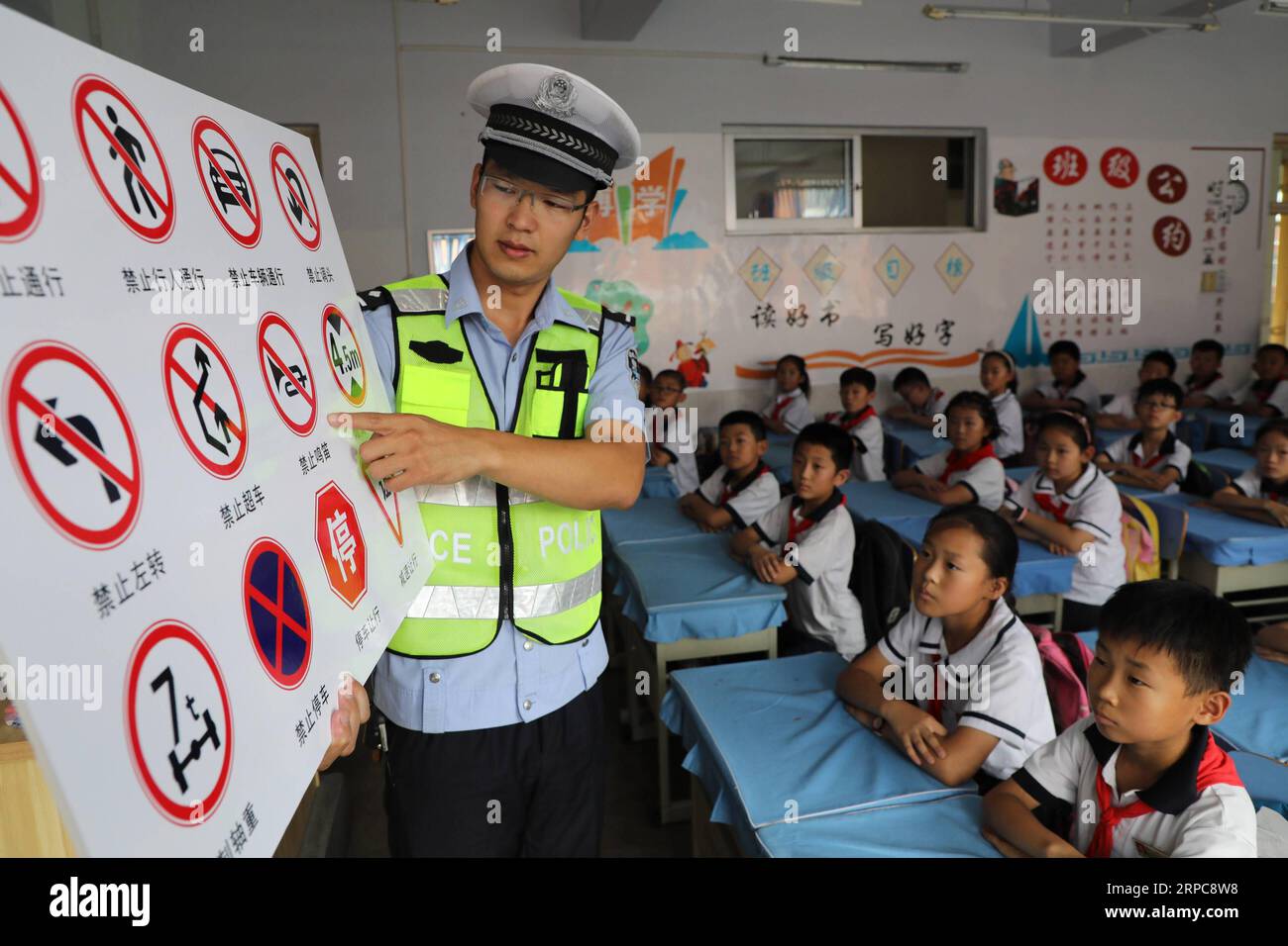 Police officer teaches students hi-res stock photography and images - Alamy