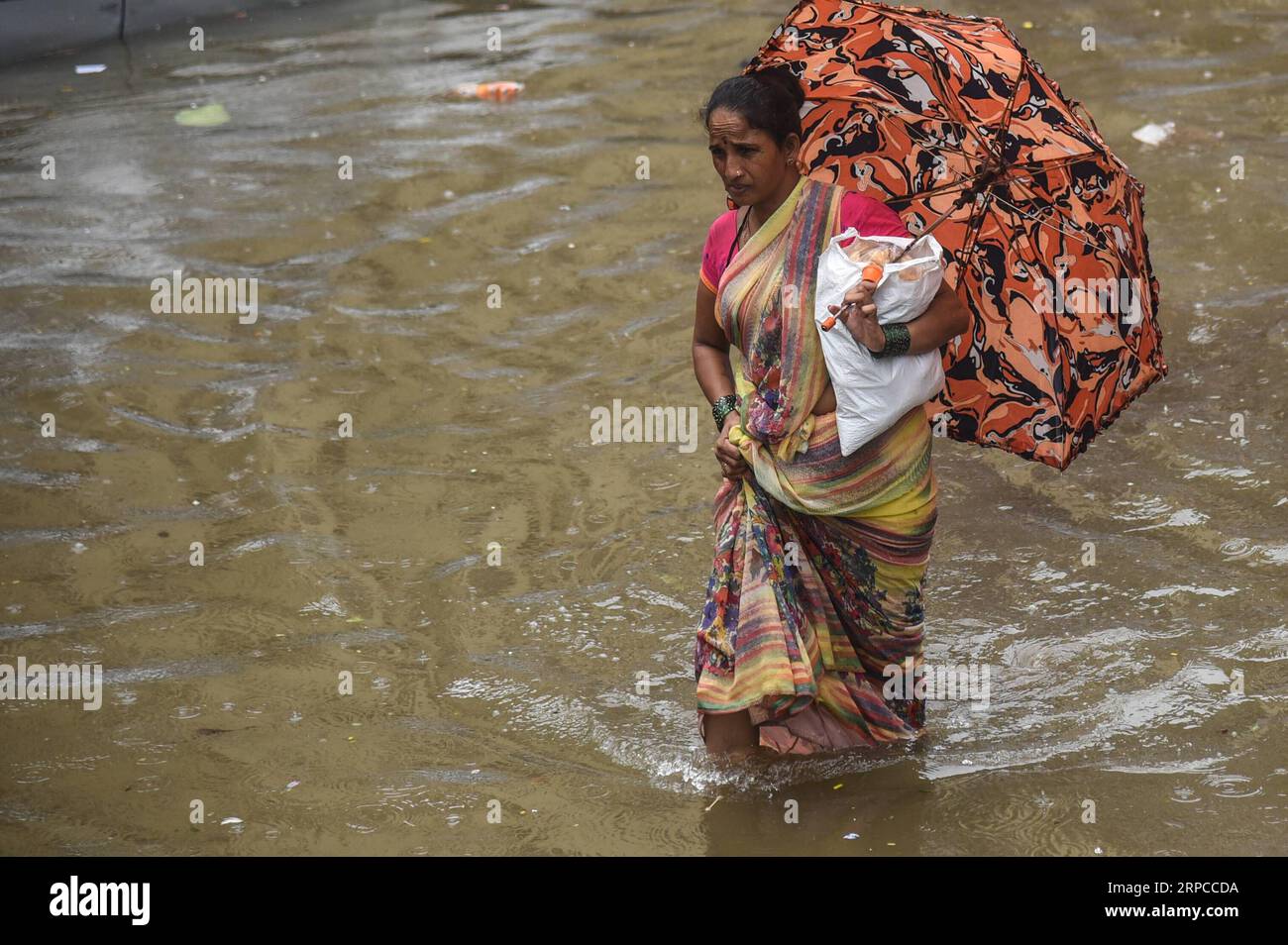 Indien, Hochwasser nach Monsun in Mumbai (190701) -- MUMBAI, July 1, 2019 () -- An Indian woman ...