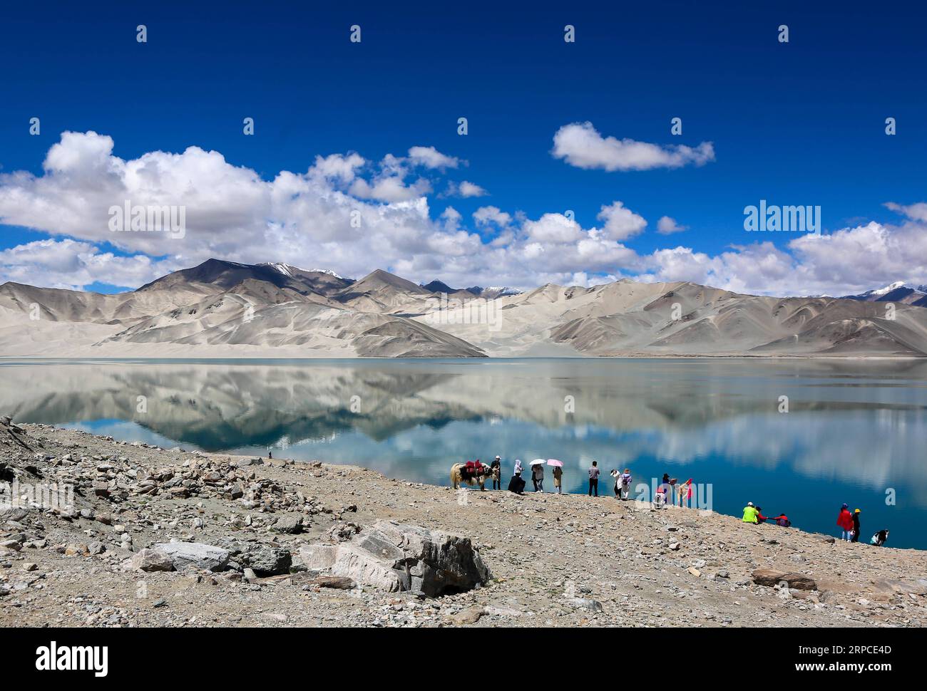 (190702) -- TAXKORGAN, July 2, 2019 -- Tourists visit the Baisha Lake ...