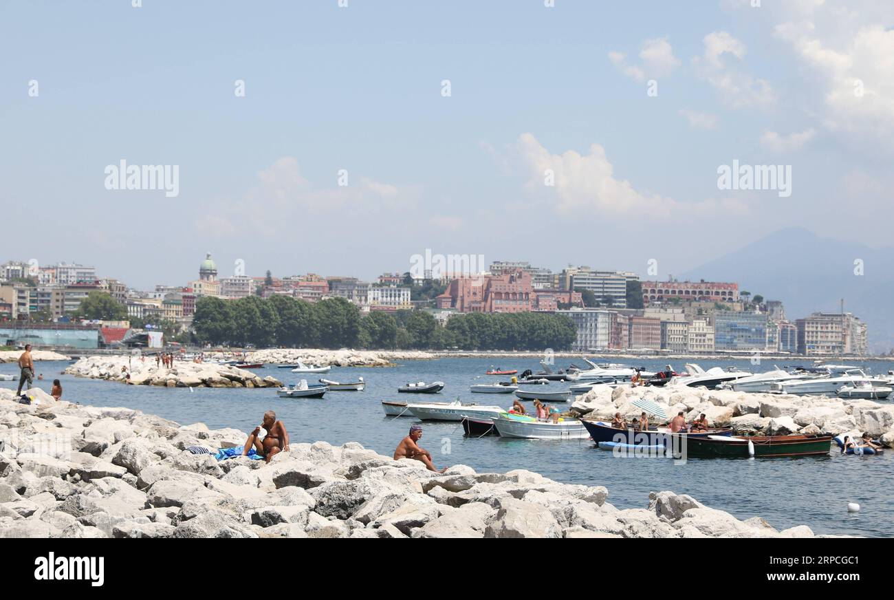 (190704) -- NAPLES, July 4, 2019 -- People cool themselves at seaside ...