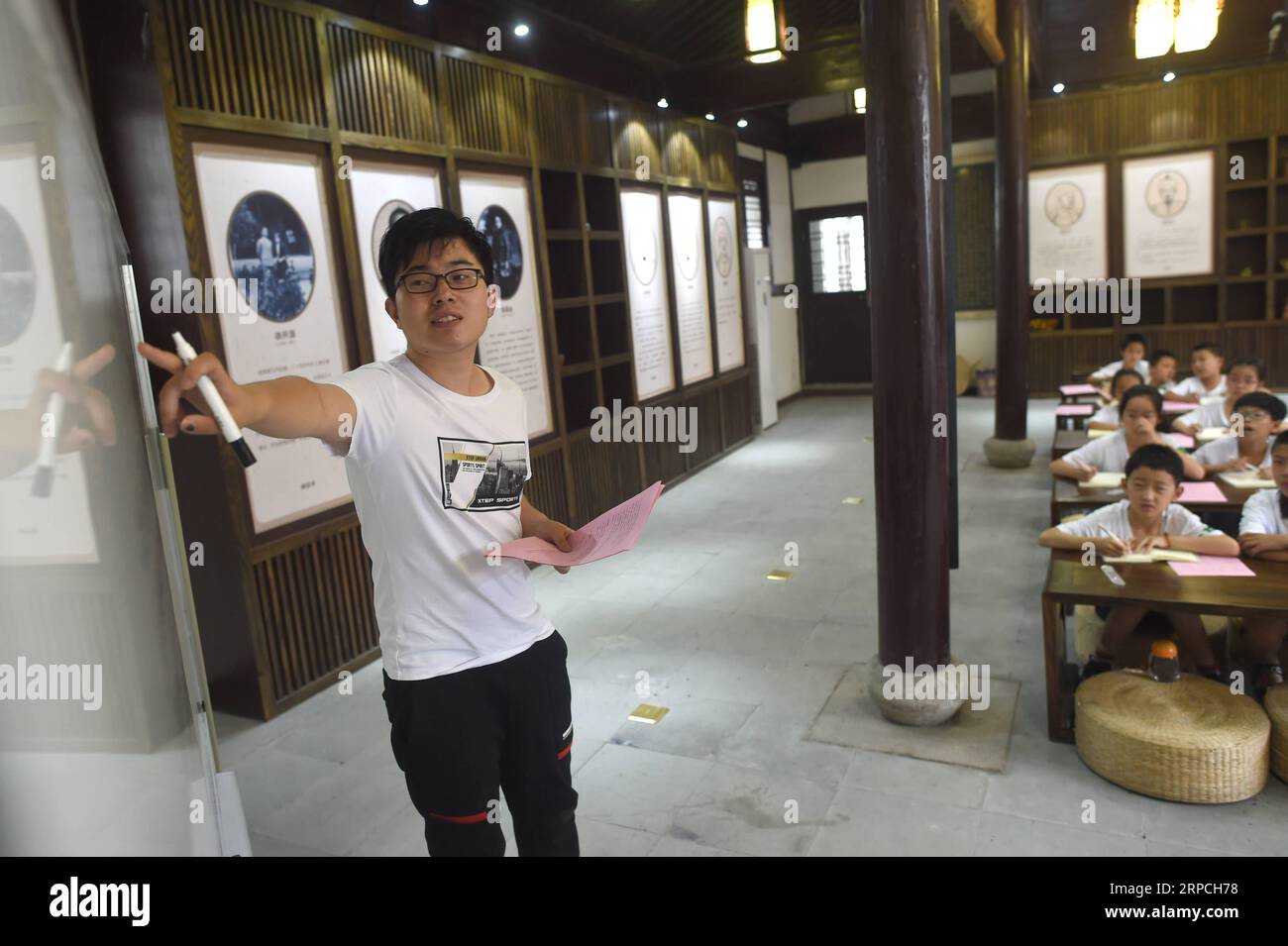 Camp library activities hi-res stock photography and images - Alamy