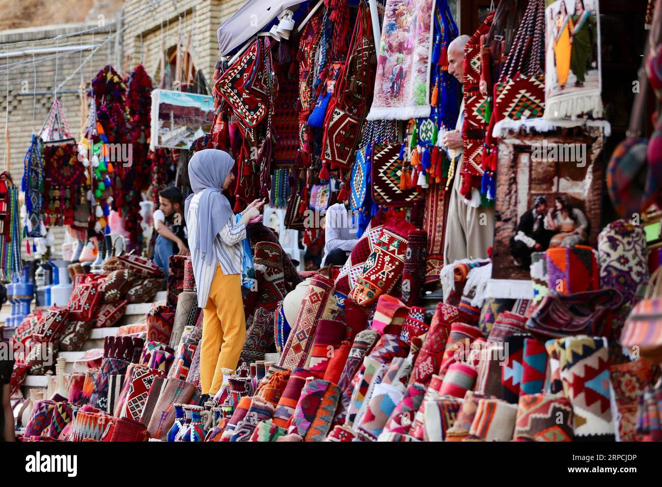 (190706) -- ERBIL (IRAQ), July 6, 2019 (Xinhua) -- A girl takes photos ...
