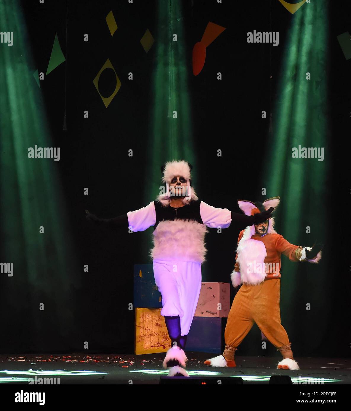 (190706) -- KUWAIT CITY, July 6, 2019 (Xinhua) -- Artists perform ...