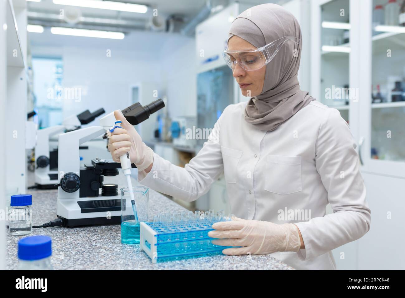 Muslim pharmacist hi-res stock photography and images - Alamy