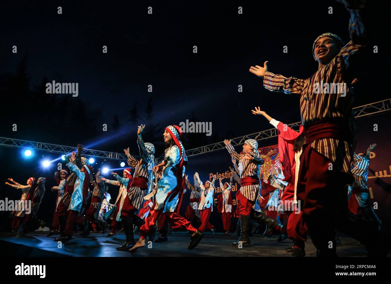 (190708) -- GAZA, July 8, 2019 (Xinhua) -- Palestinian dancers perform ...