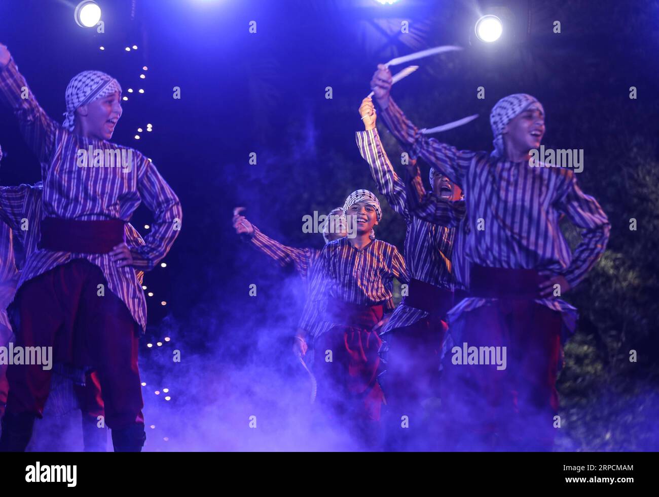 (190708) -- GAZA, July 8, 2019 (Xinhua) -- Palestinian dancers perform ...